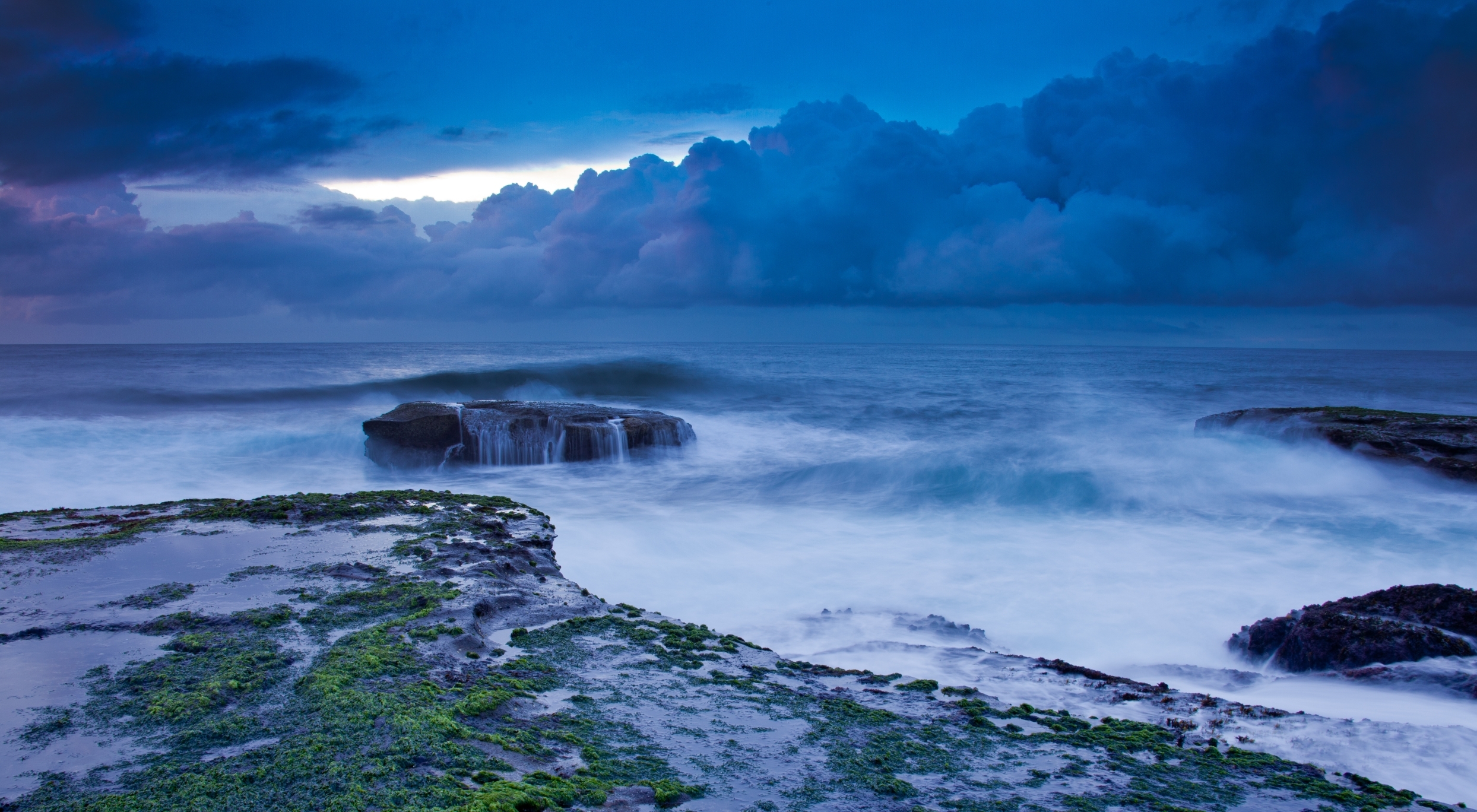 Stormy Horizon: A Stunning HD Ocean Wallpaper