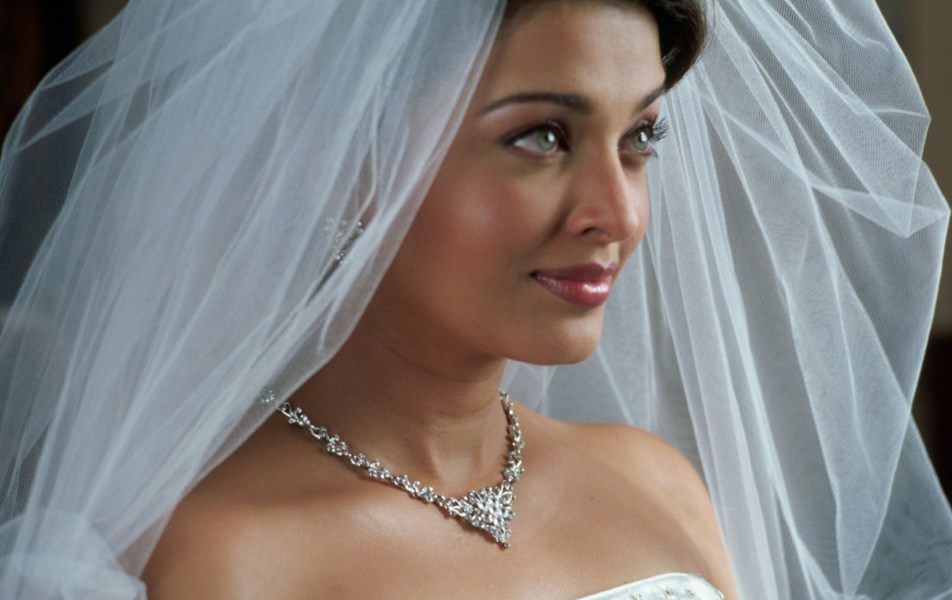 Aishwarya Rai Stunning Bride HD Wallpaper | 2200x1387 | Wallpaper Abyss