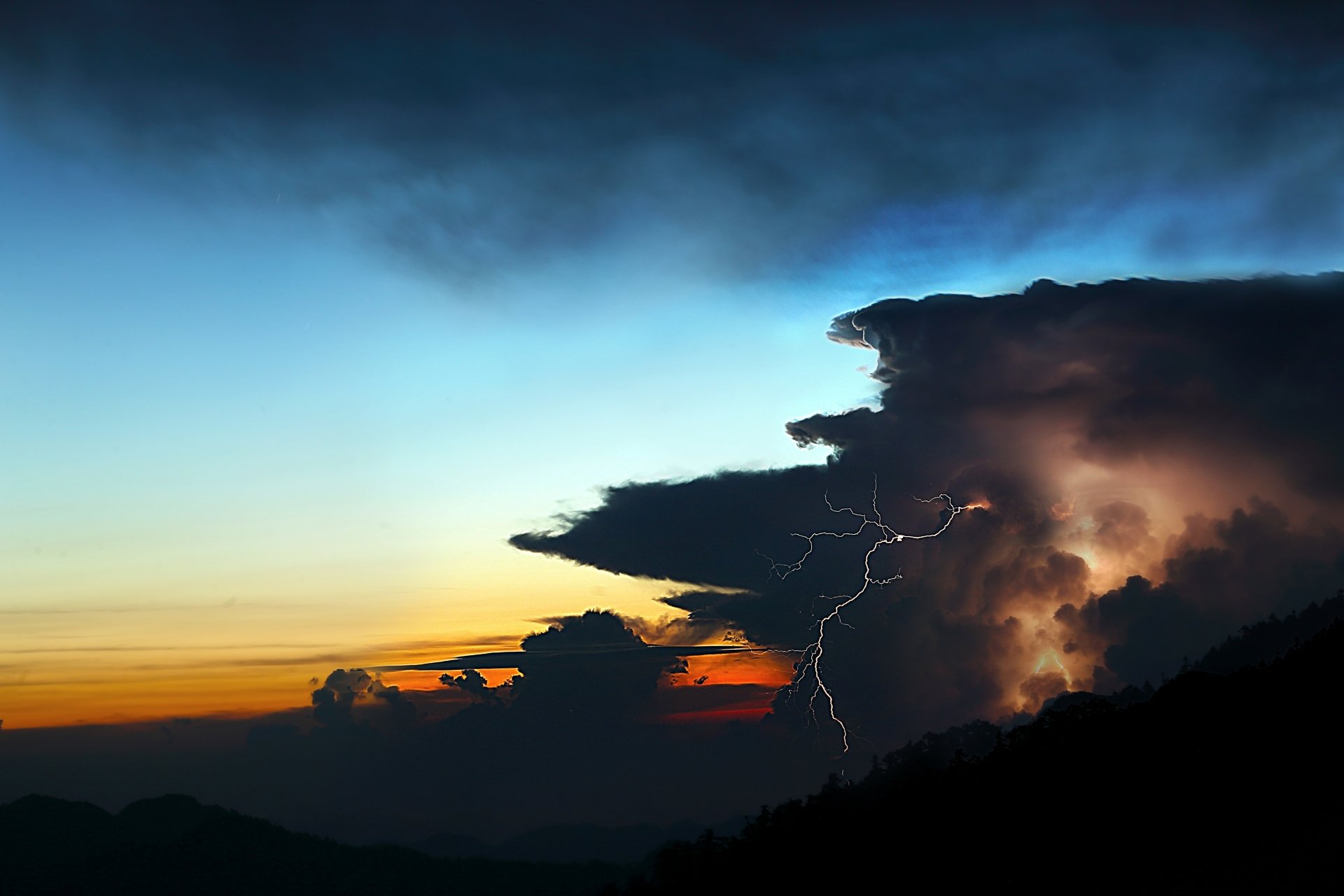 4K Ultra HD Lightning Storm: Majestic Clouds in Electrifying Twilight