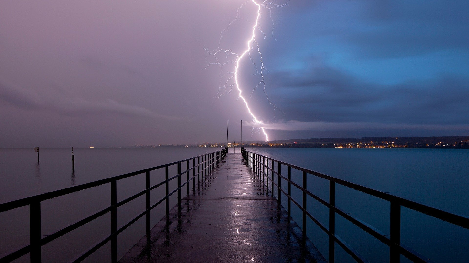 HD Lightning Strike Wallpaper: Stunning Photography of Nature’s Power