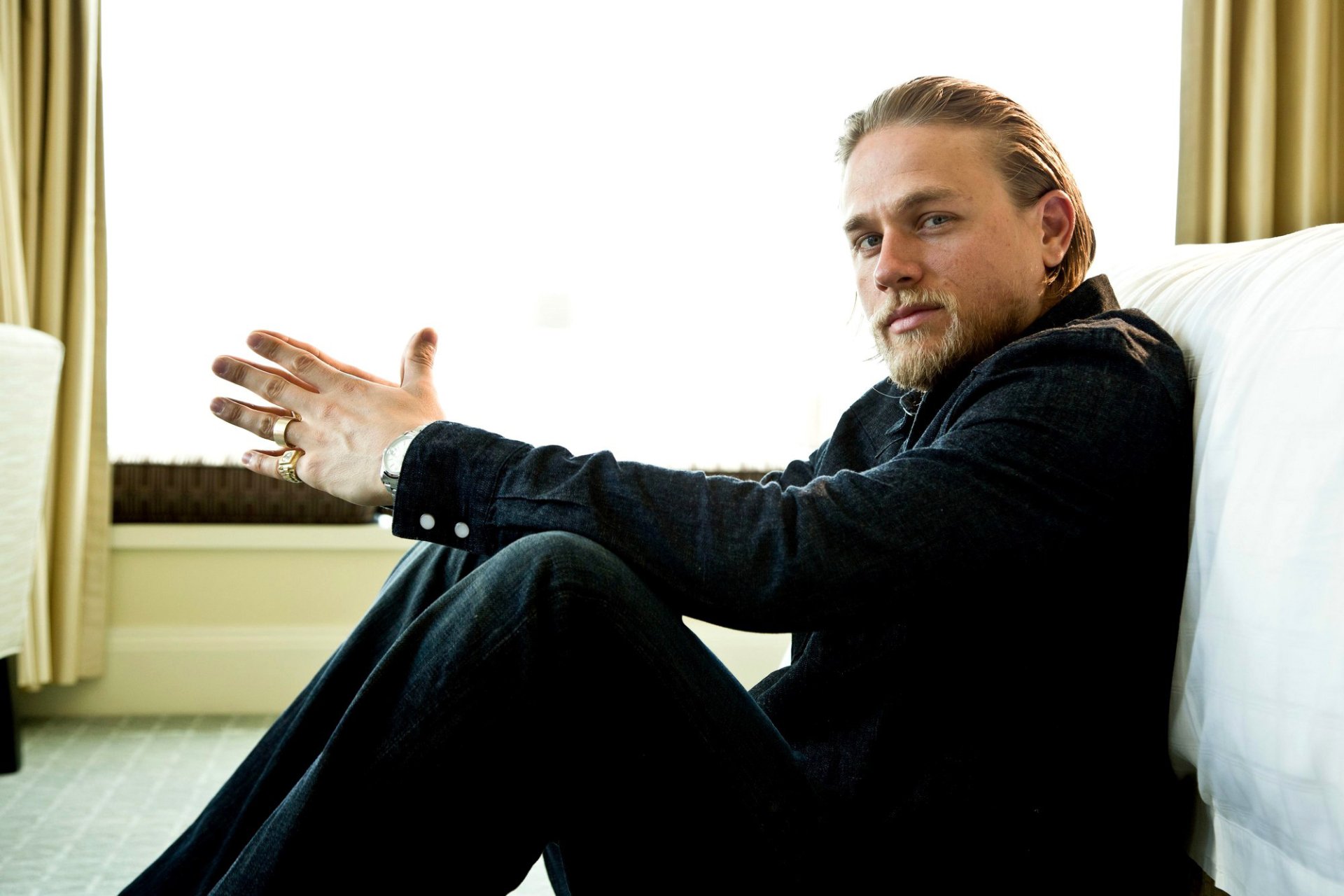 Download English Actor Celebrity Charlie Hunnam HD Wallpaper
