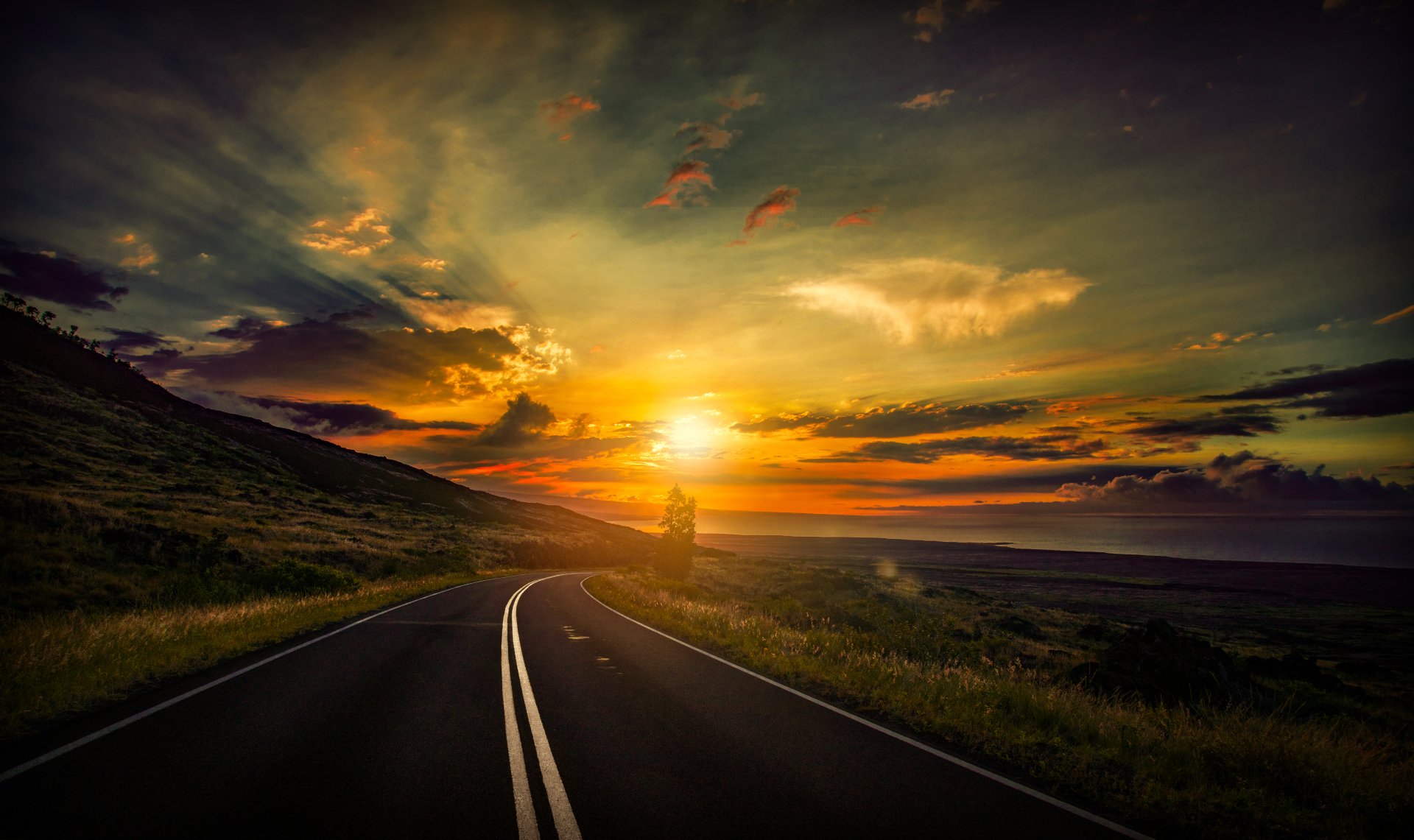 Sunset Horizon: A Stunning 4K Ultra HD Wallpaper of a Serene Road