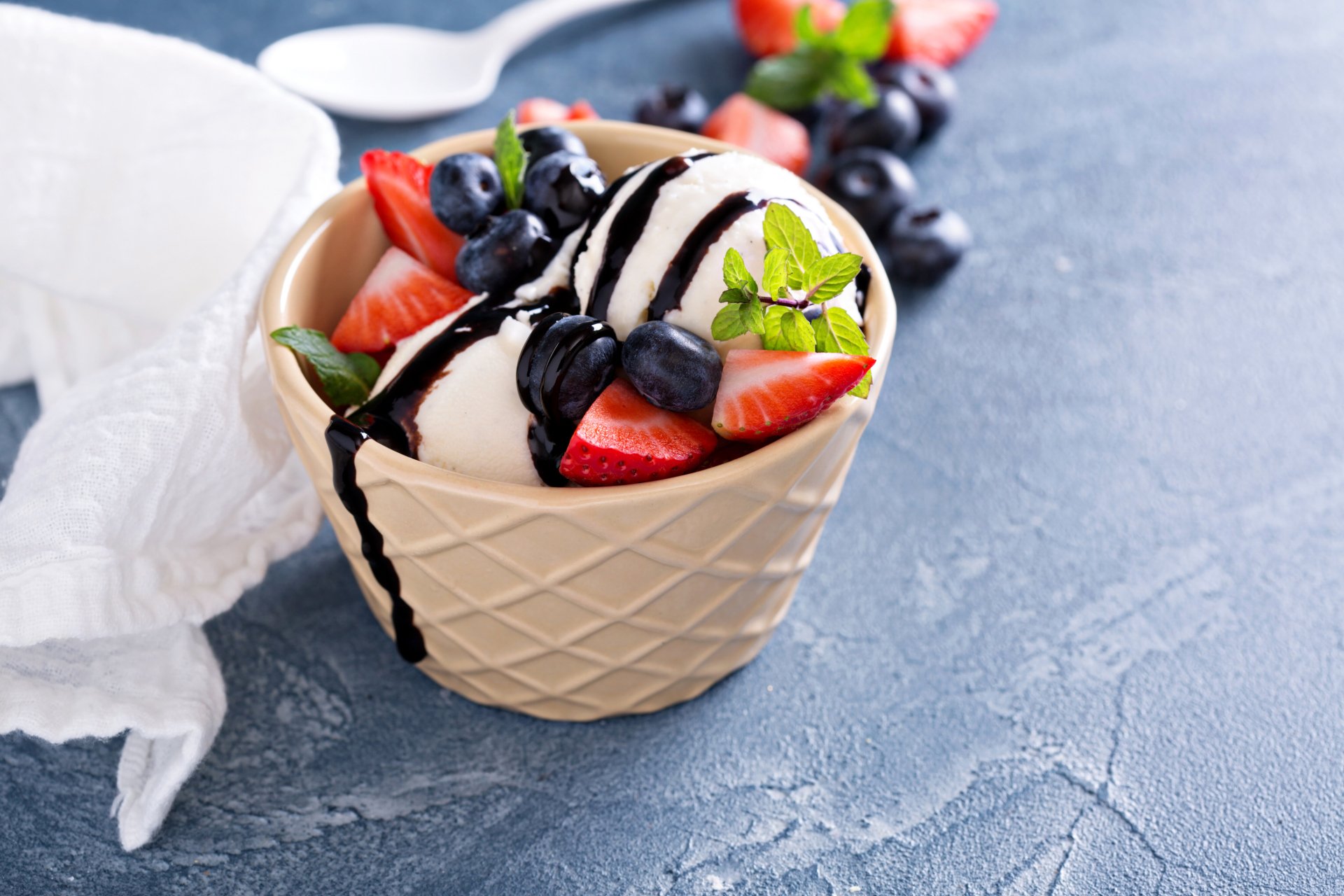 Berry Delight: Chocolate Ice Cream Bliss - 4K Ultra HD Wallpaper ...