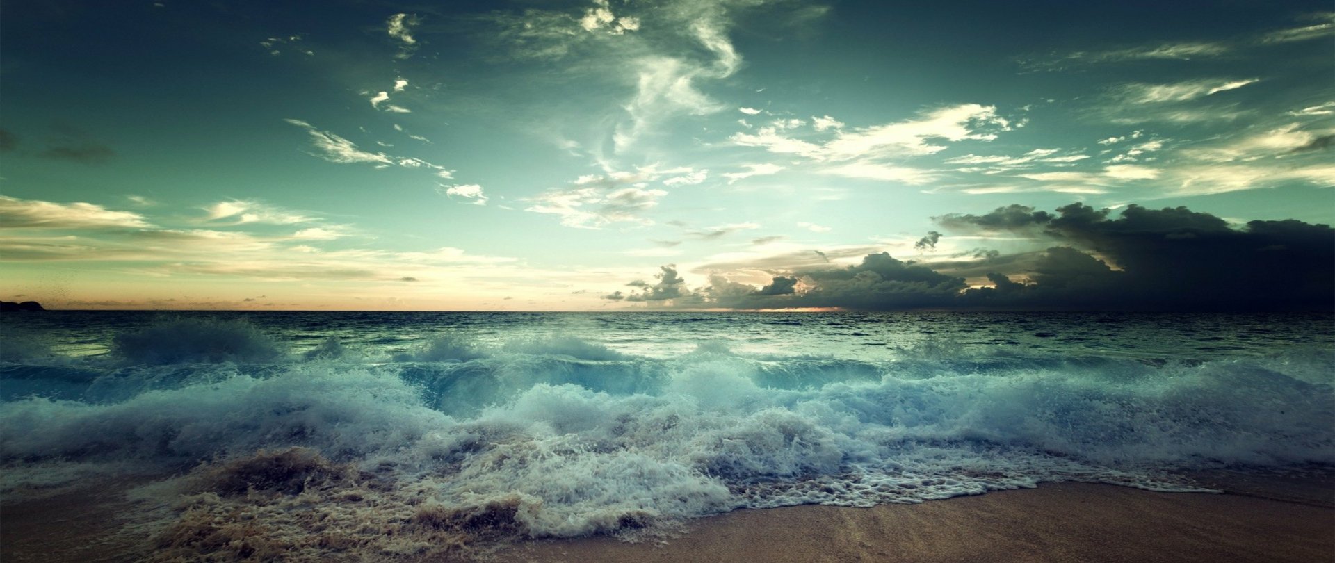 Majestic Ocean Waves at Horizon – Stunning HD Sea & Nature Wallpaper