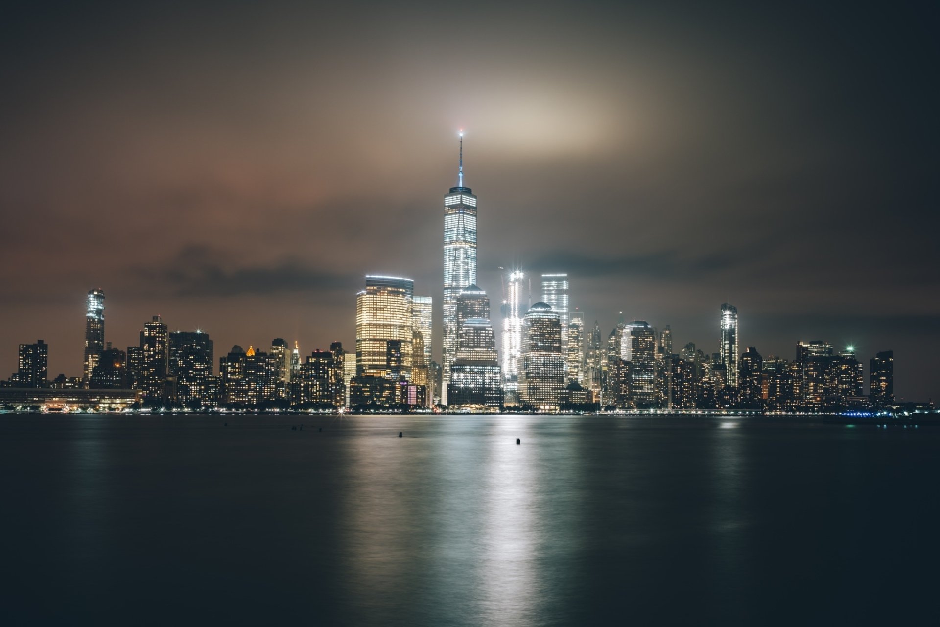 Manhattan Skyline at Night: Iconic NYC Skyscrapers in HD