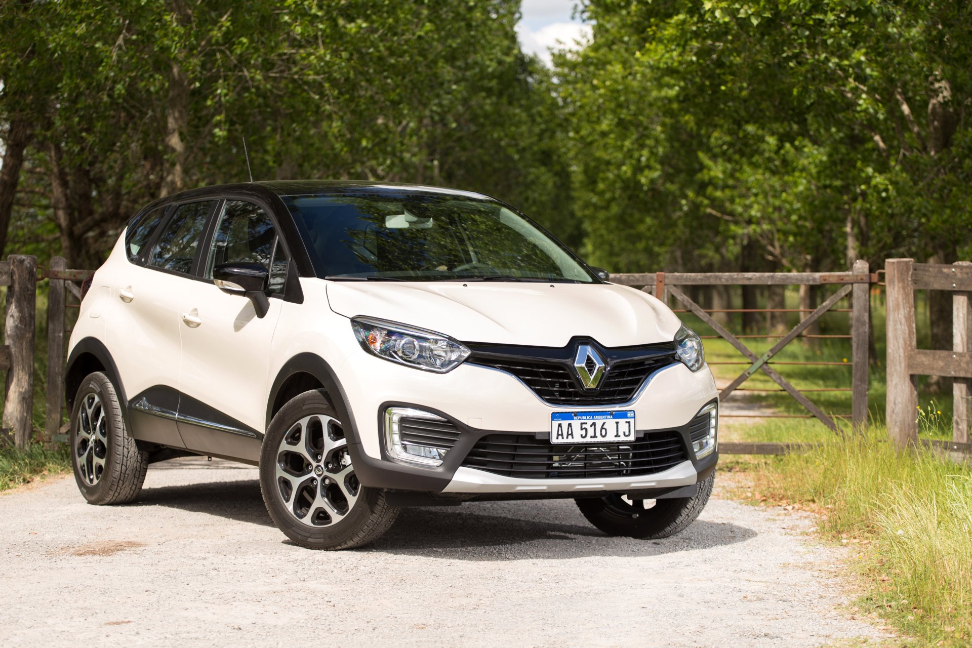 Sleek White Renault Captur SUV – Stunning HD Wallpaper of a Modern Vehicle