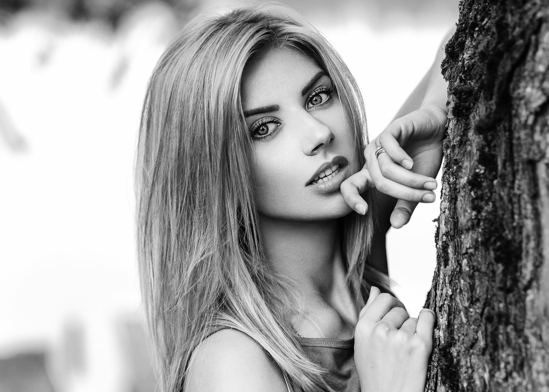 Elegant Model in Black & White - HD Wallpaper