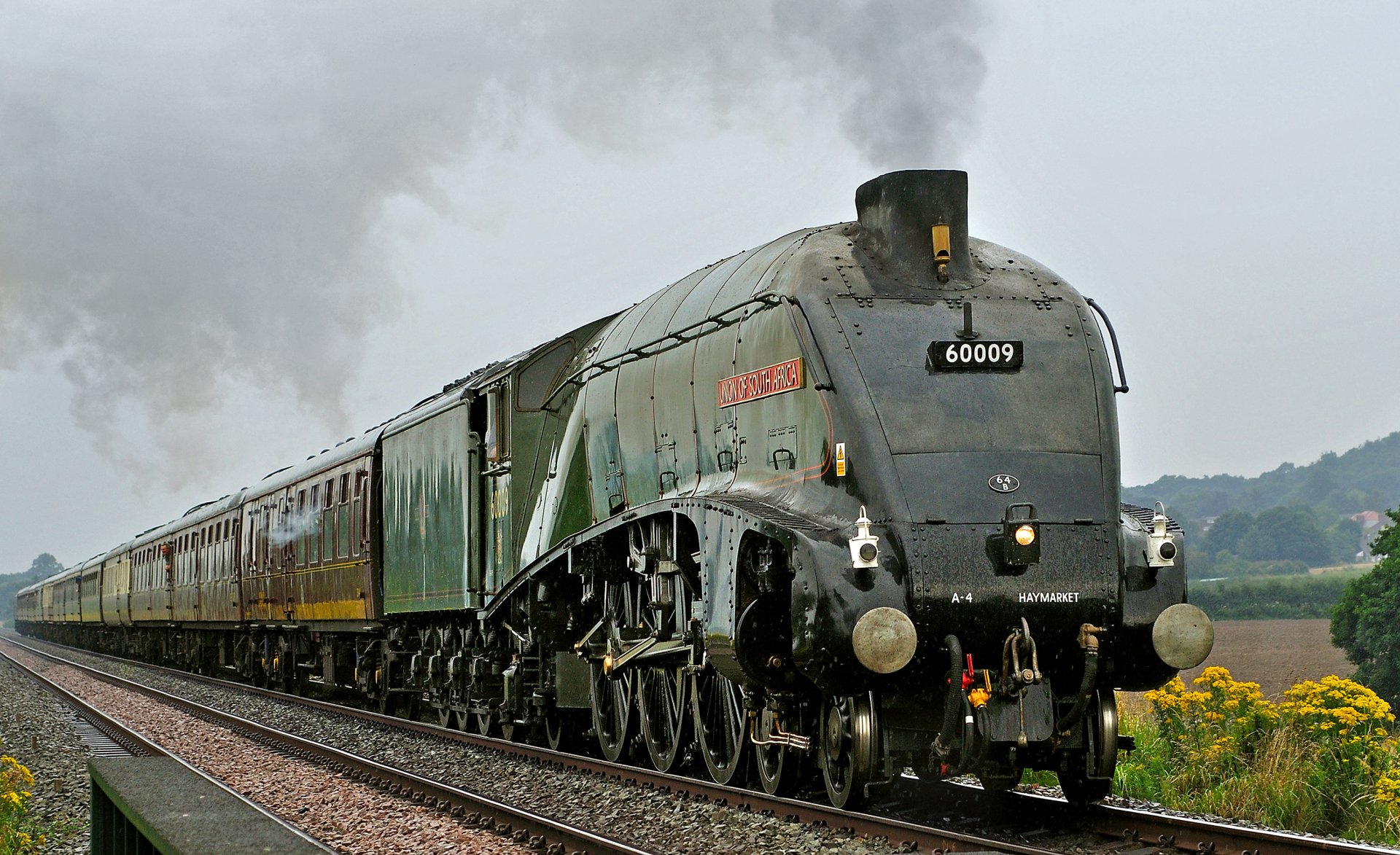 Steam Locomotive HD Wallpaper – Timeless Train on the Tracks