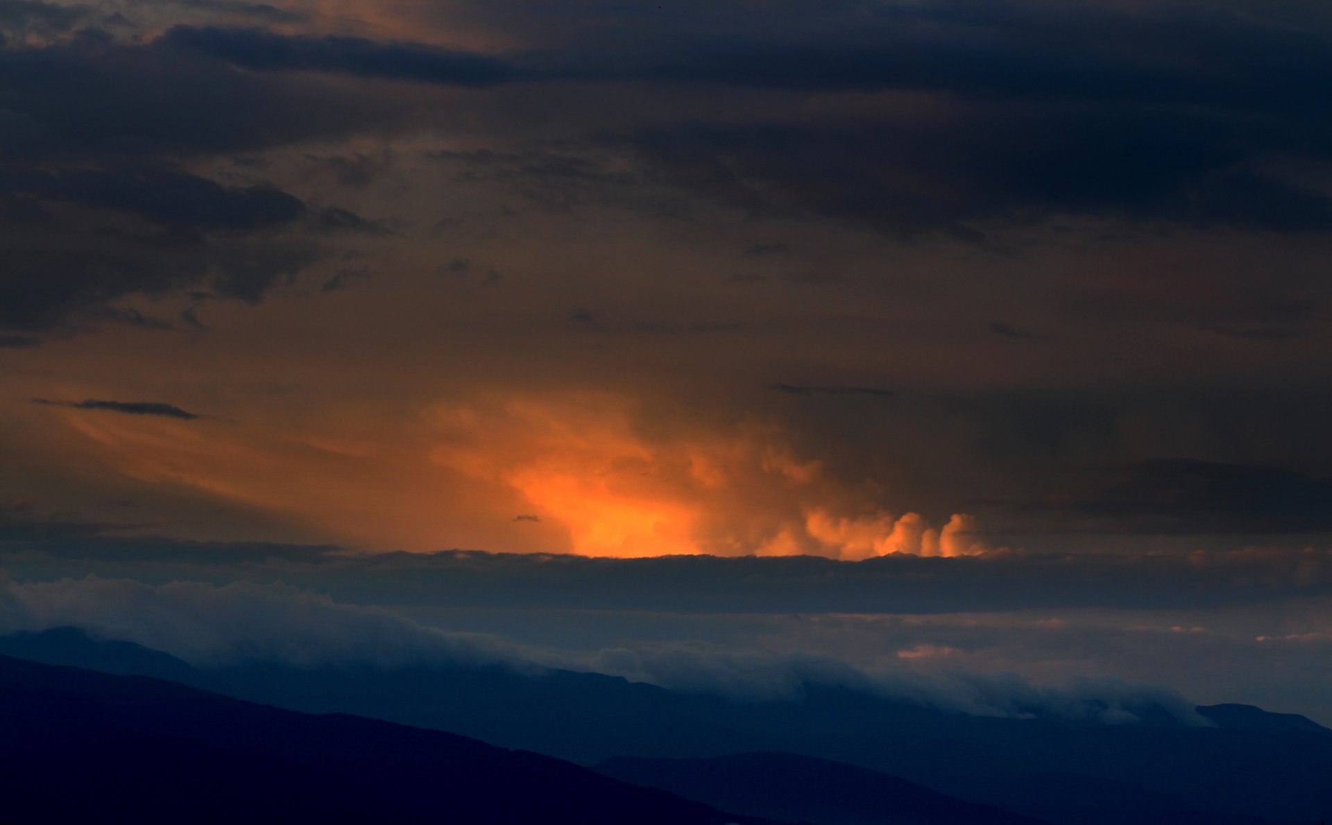 5K Ultra HD Sunset: Cloudlit Horizon Over Silent Ridges | 5143x3184 ...