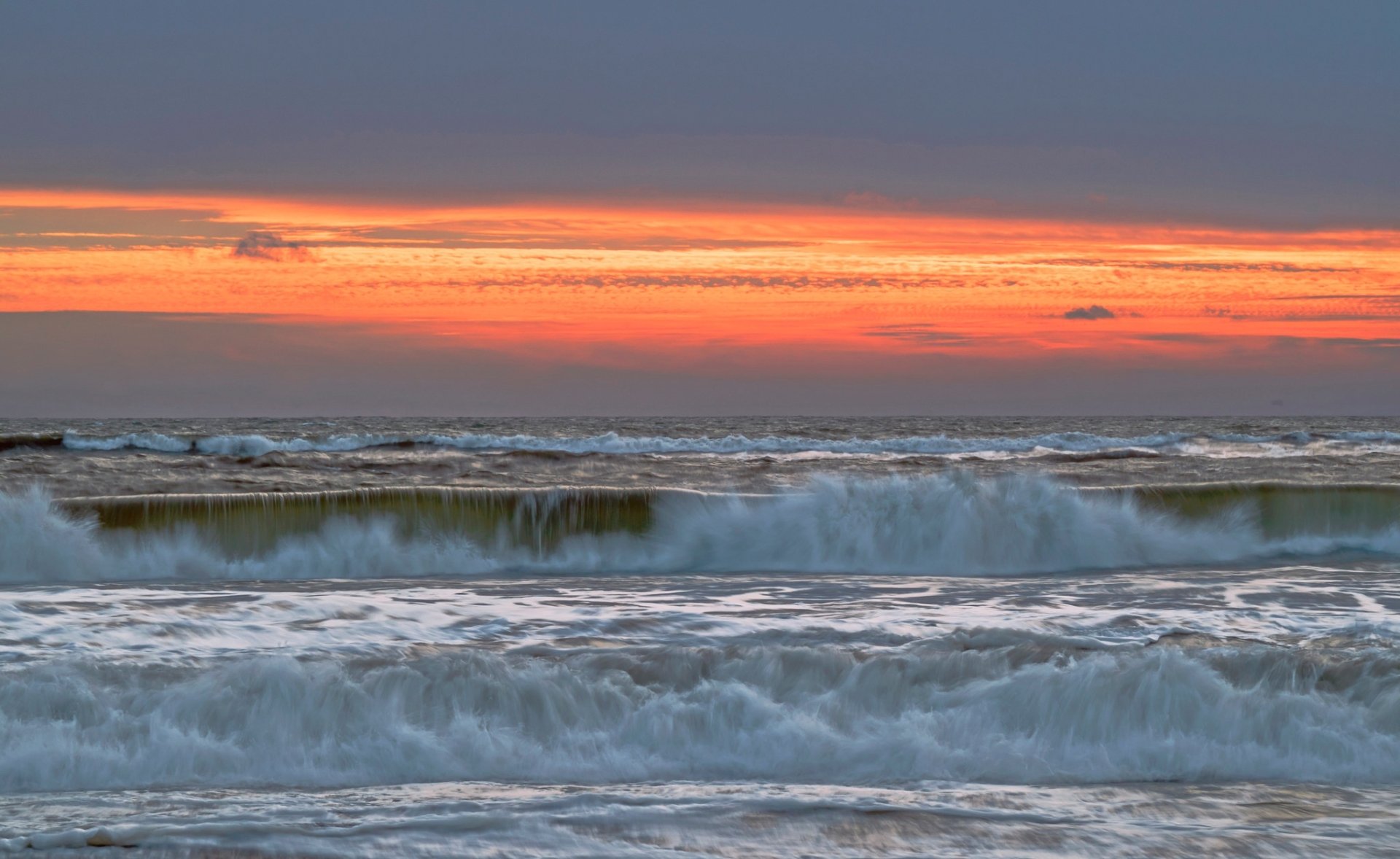 Golden Horizon: HD Ocean Sunset Wallpaper | 2048x1256 | Wallpaper Abyss