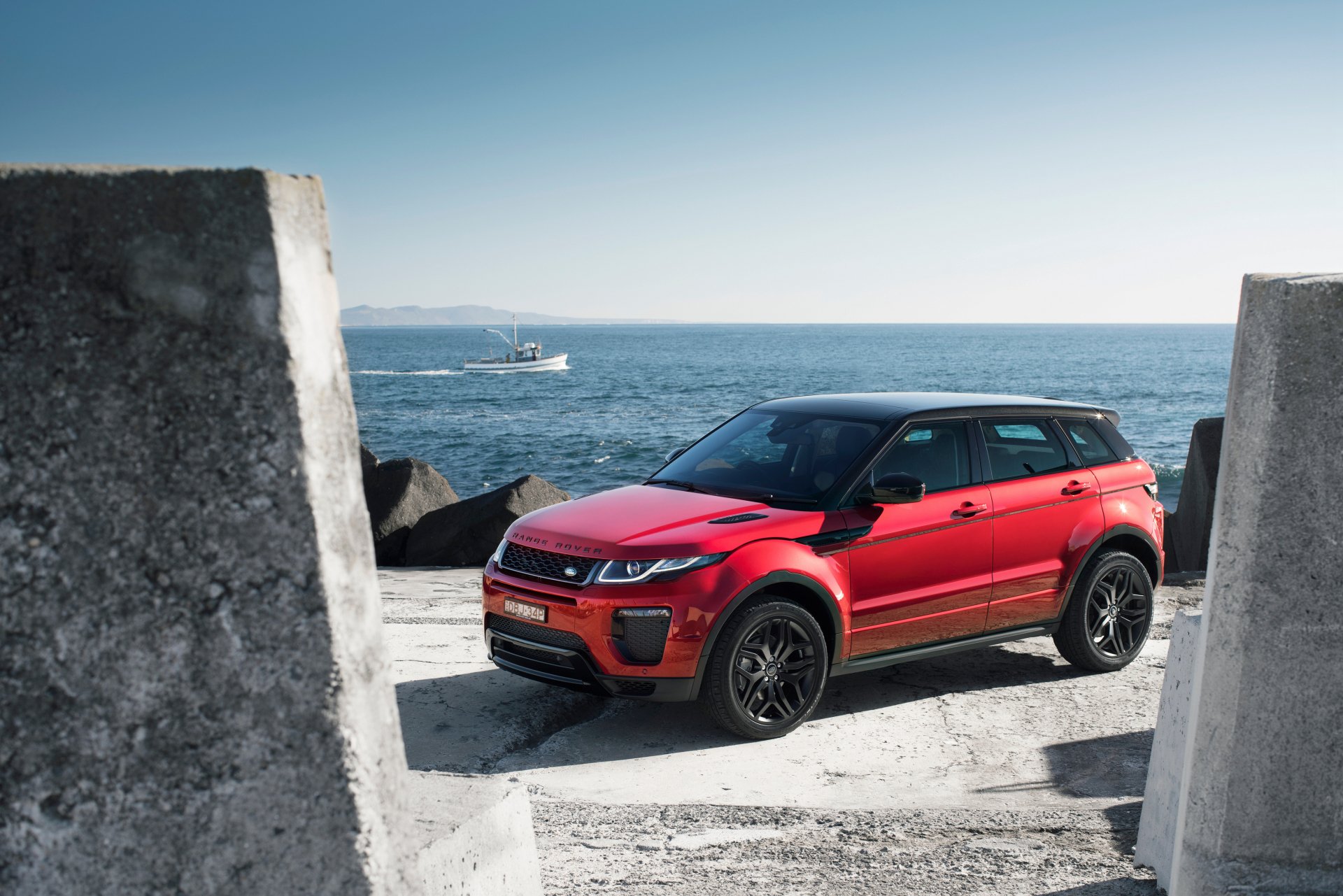 Range Rover Evoque SUV – Stunning 4K Ultra HD Vehicle Wallpaper by the Sea