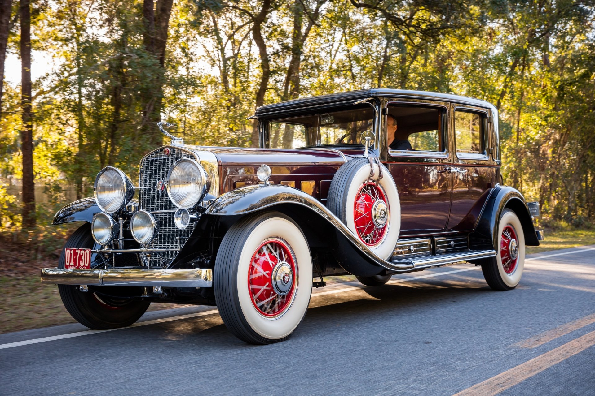 Cadillac V16 Classic Sedan – Stunning 4K Ultra HD Vintage Car Wallpaper