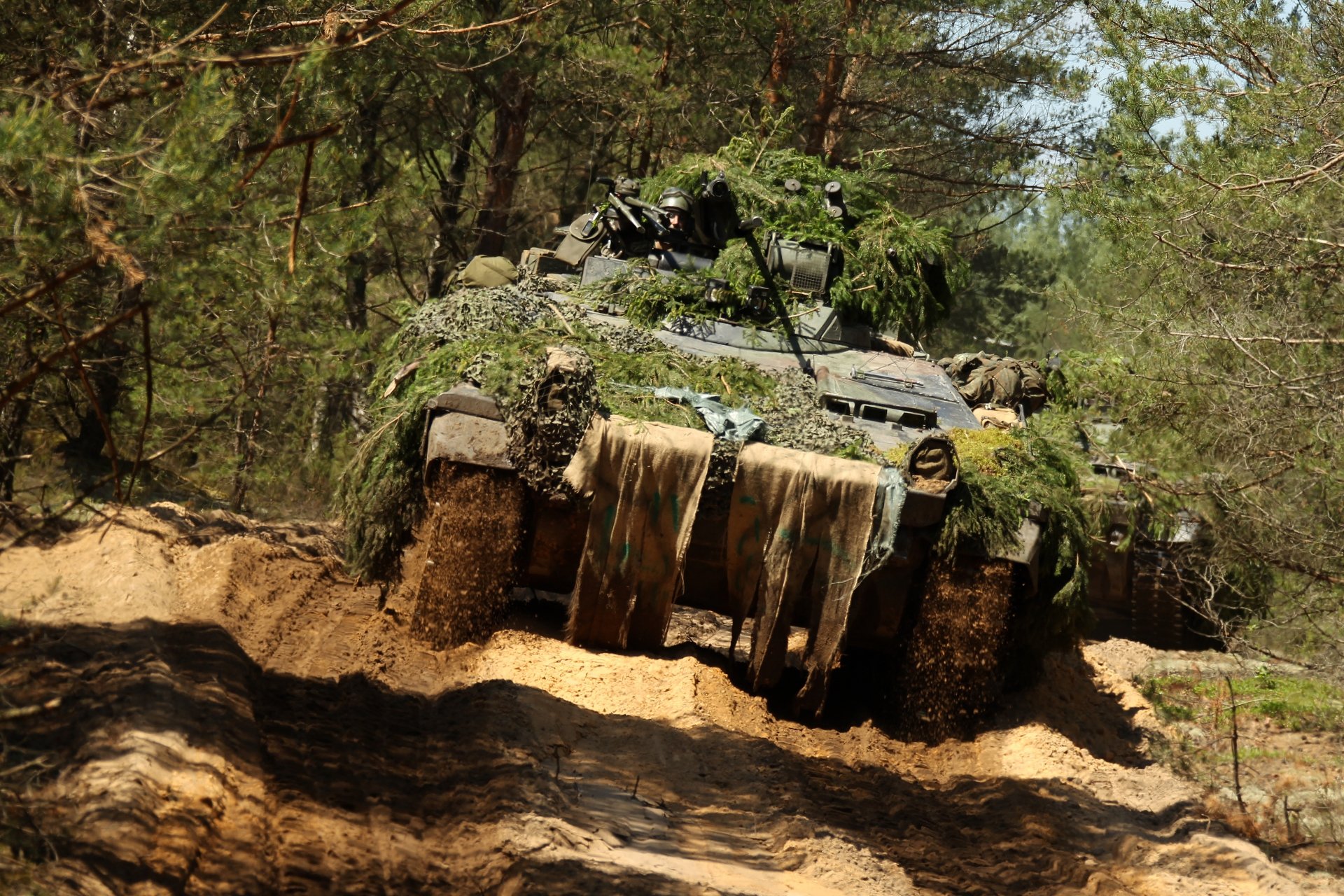 Camouflage Charge — 4K Ultra HD Military Tank Wallpaper | 4252x2835 ...