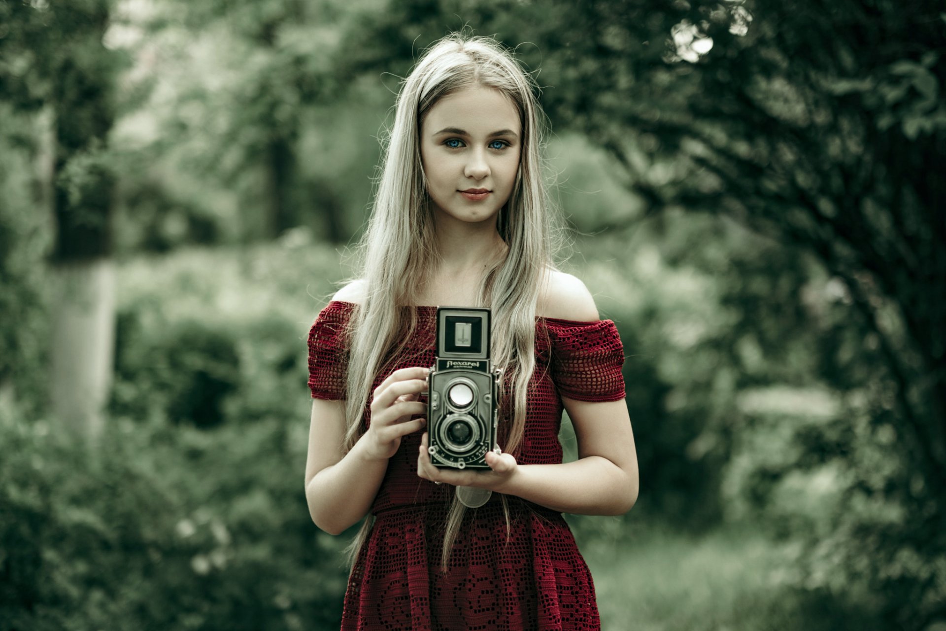 Download Blue Eyes Blonde Camera Woman Model HD Wallpaper | 2048x1365 ...