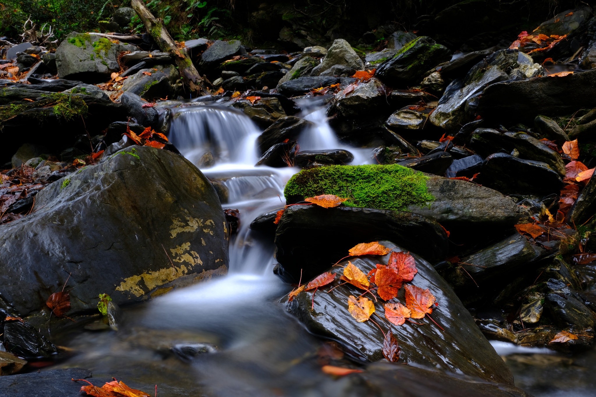 Serene Stream Flow: HD Nature's Tranquil Waterfall Wallpaper