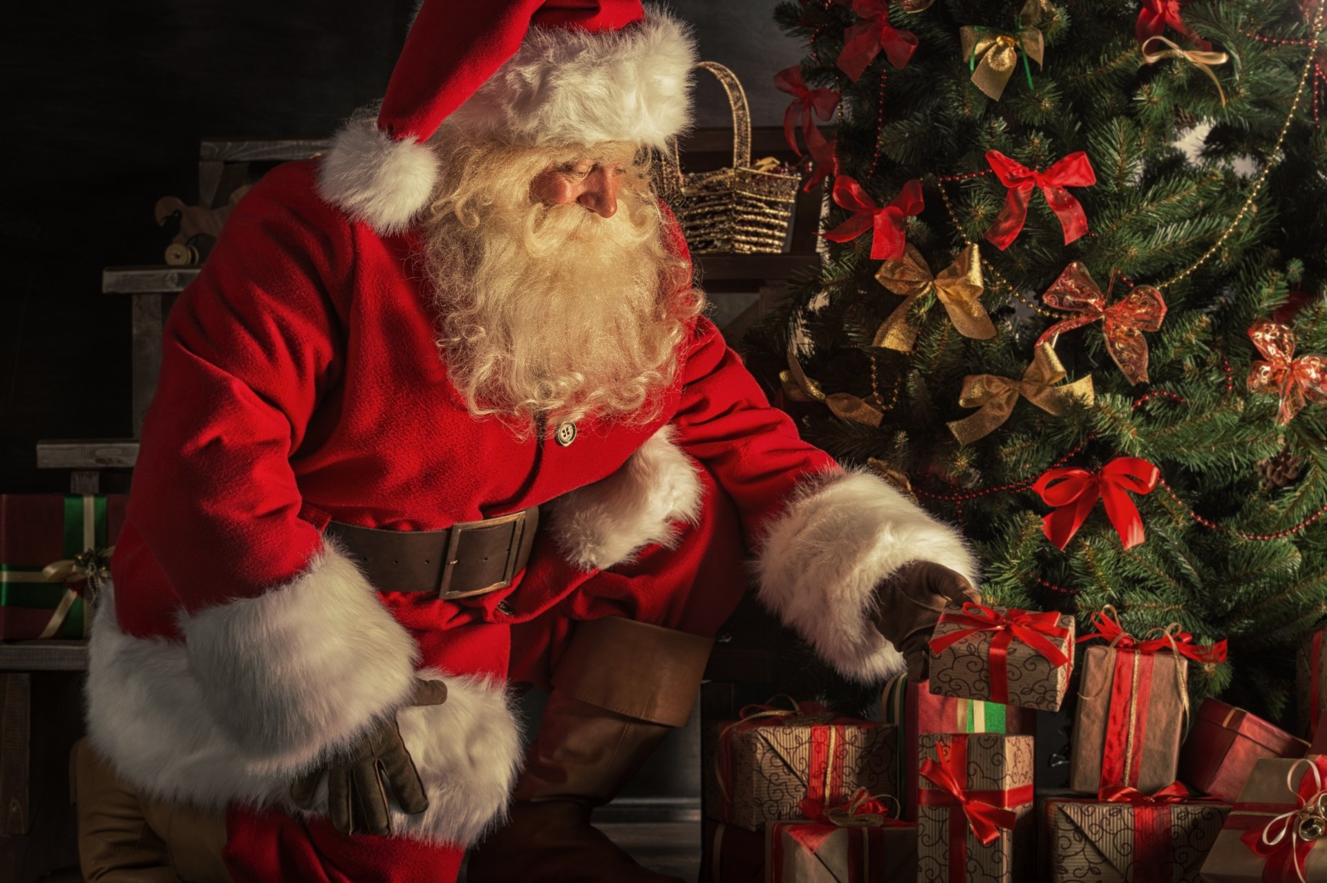 Christmas Magic: Santa’s 4K Ultra HD Gift Moment with Beard and Hat