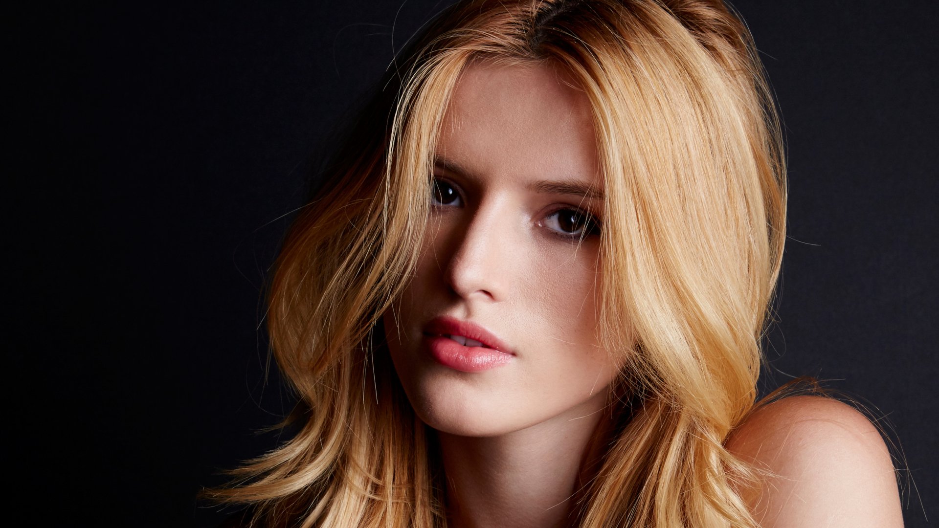 Download American Brown Eyes Blonde Face Actress Celebrity Bella Thorne